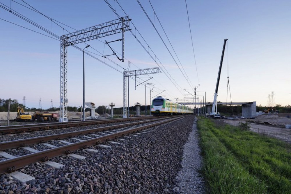 Na linii Rail Baltica będzie więcej bezkolizyjnych skrzyżowań. Wiadukt montowany nocą ...